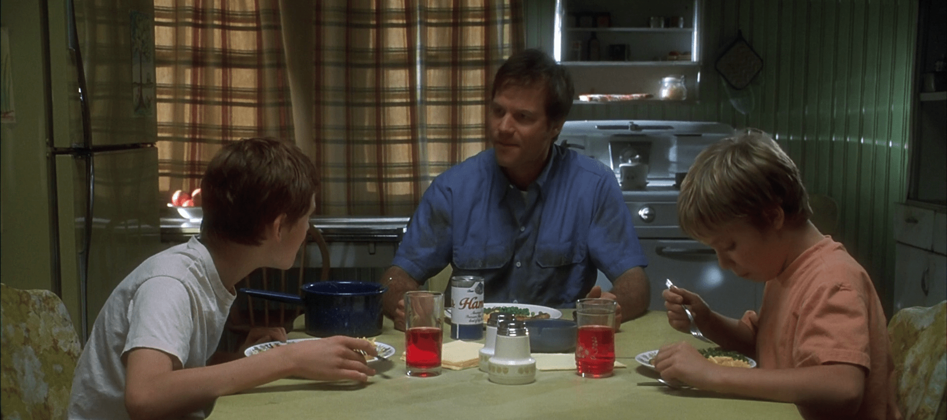 REVIEW: Frailty (2001) – FictionMachine.