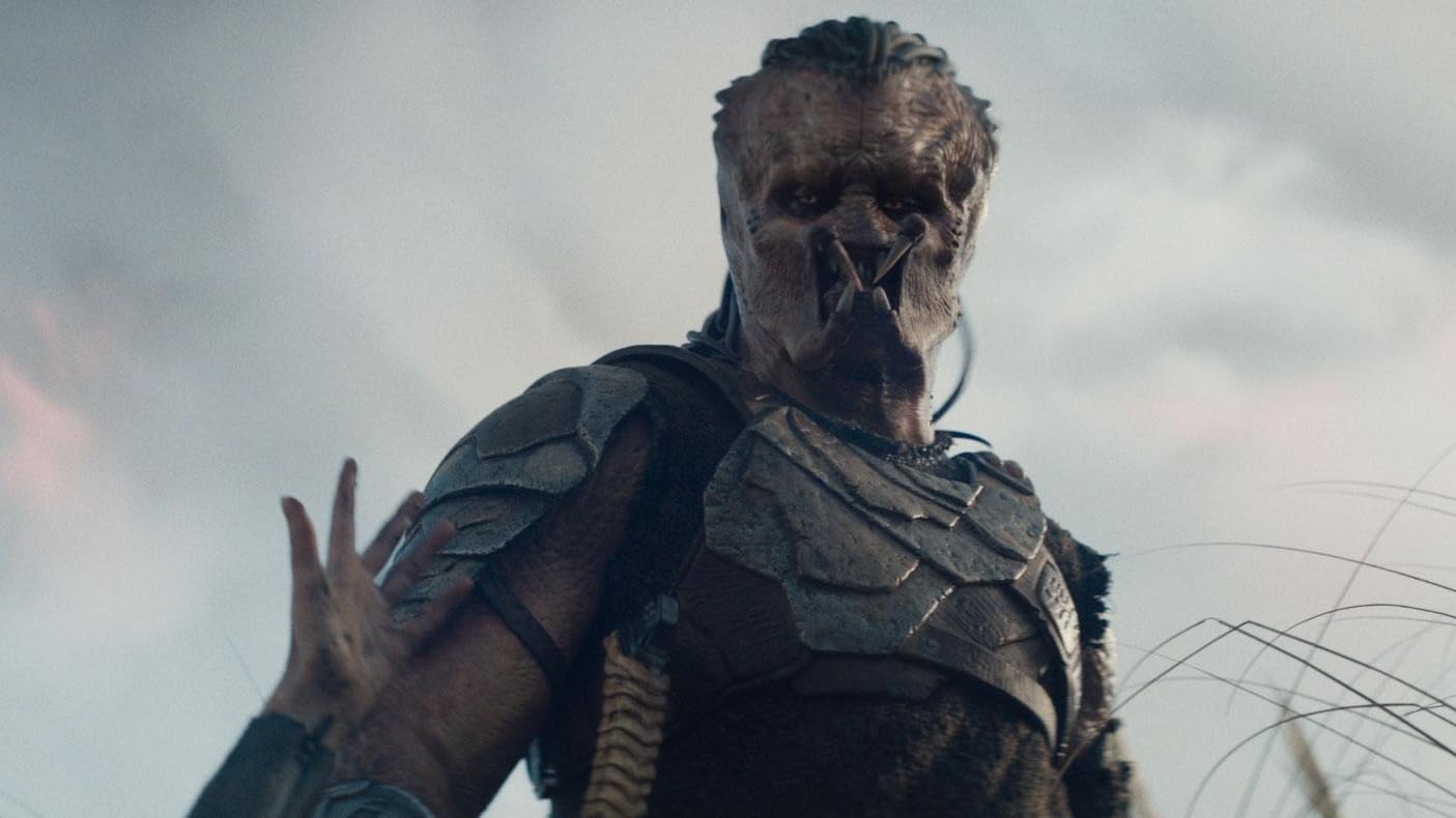 REVIEW: Predator: Badlands (2025) – FictionMachine.